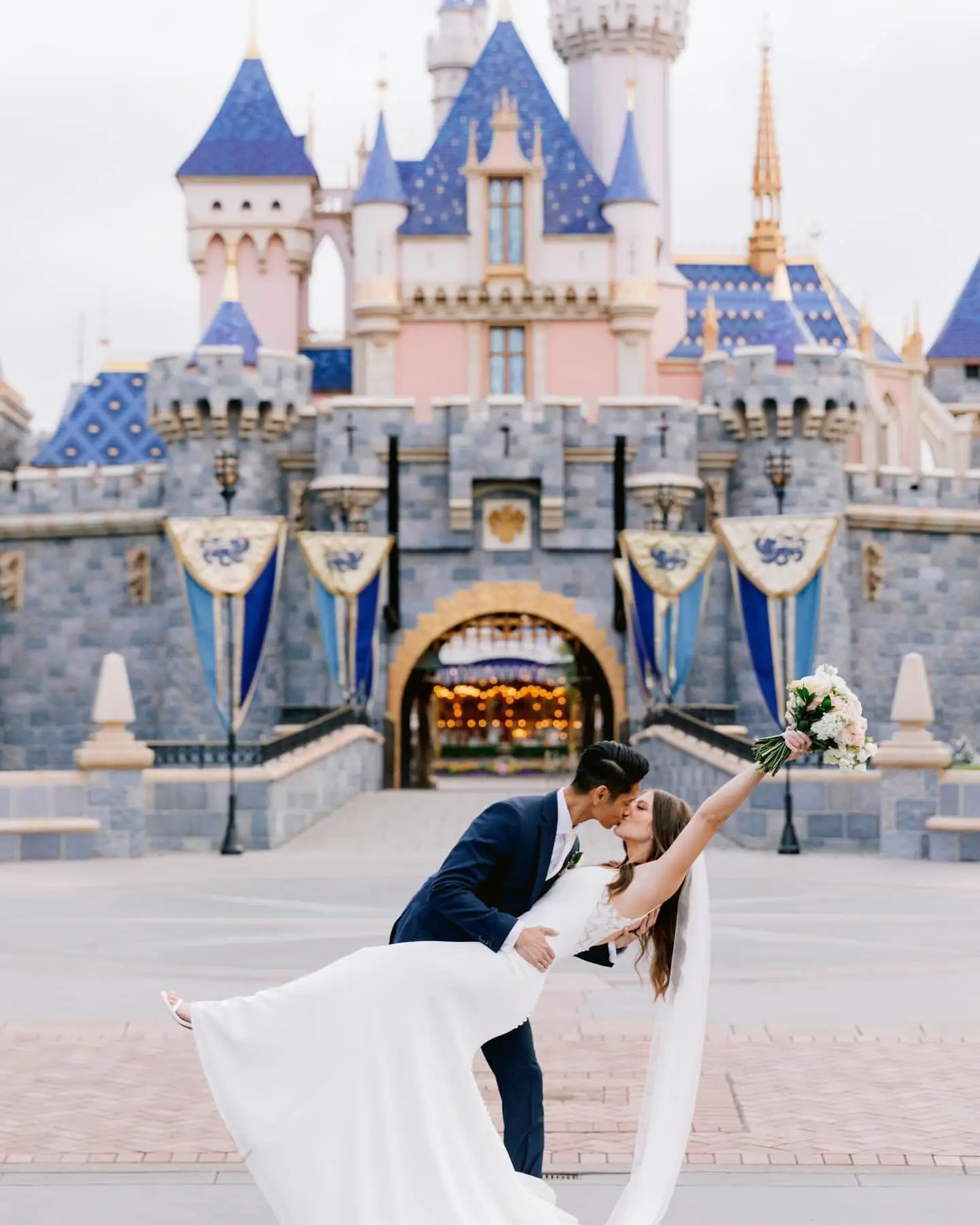Disneyland castle wedding | Beachweddingtips.com